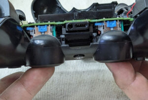 【詳細解説】プレステ4のコントローラーの修理と清掃・分解方法 | TechMuddy