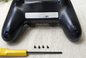 【詳細解説】プレステ4のコントローラーの修理と清掃・分解方法 | TechMuddy
